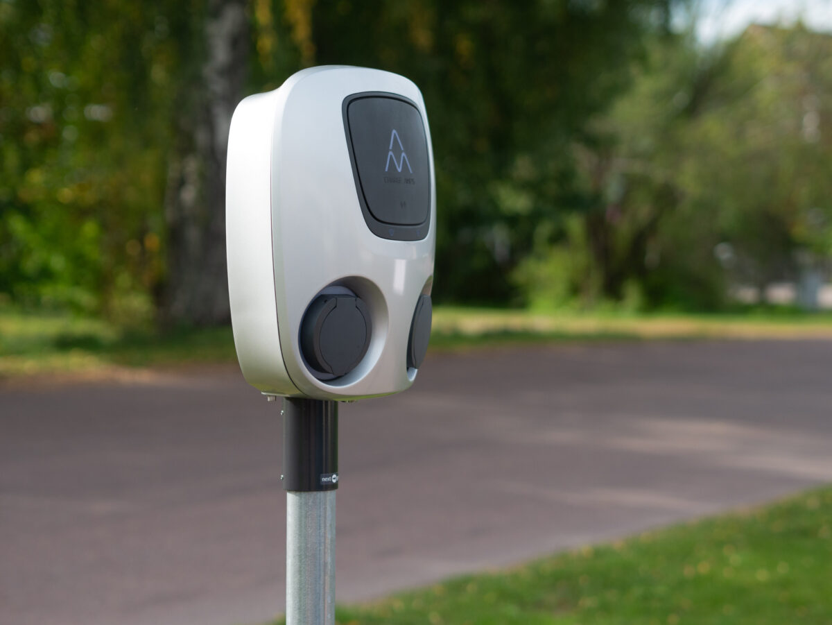 Charge Amps Pole Mount